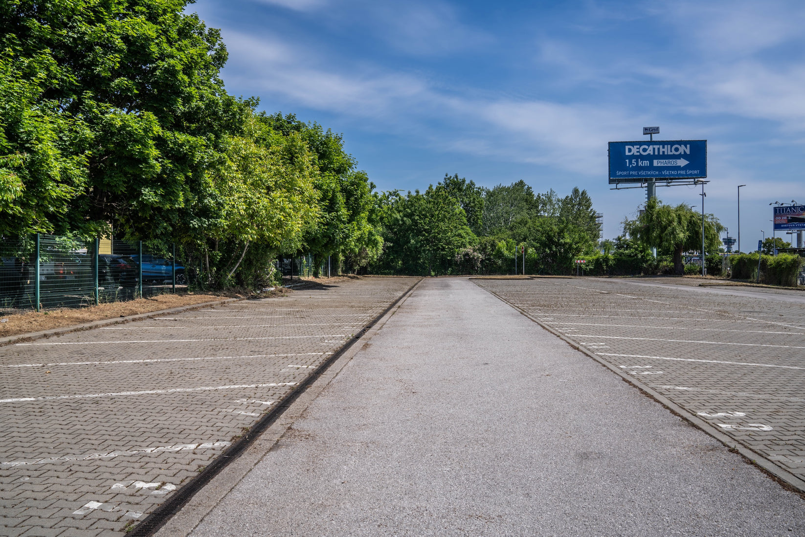 Parkovacie miesto pri letisku Bratislava – Parkovisko pri letisku ...